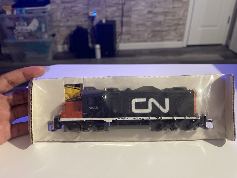 HO Scale CN Diesel Locomotive #5628 – Canadian National – Headlight ...
