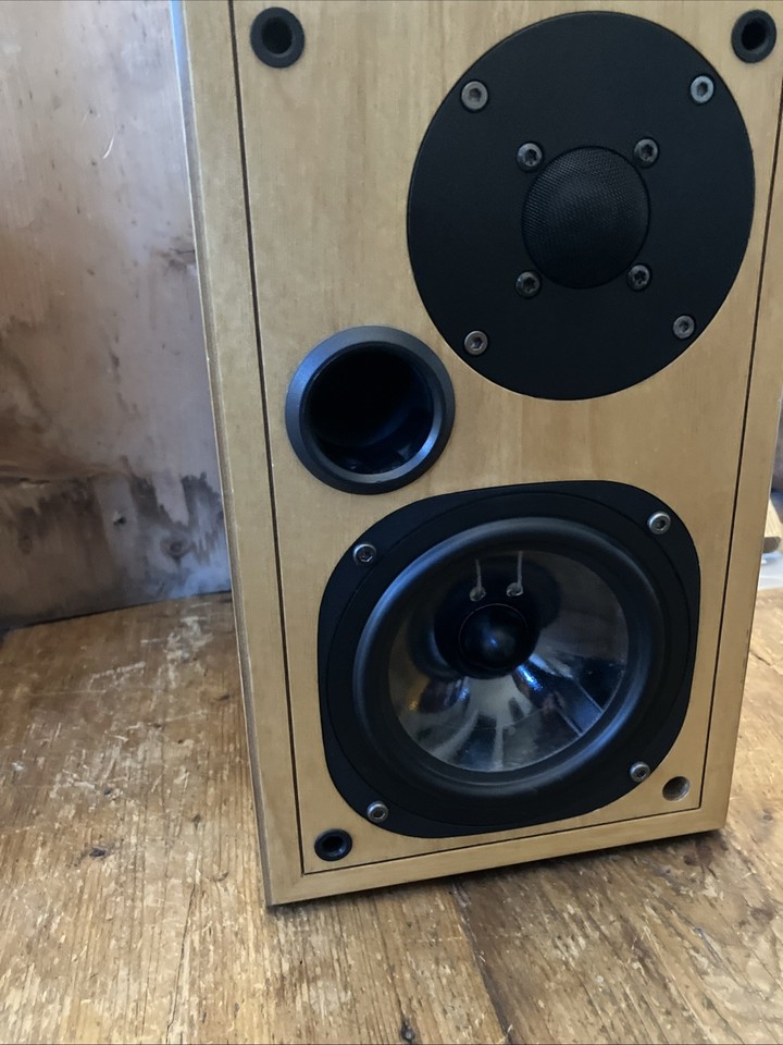 Usher Bookshelf Speakers S-520 Beautiful, 2-way front-ported bookshelf ...