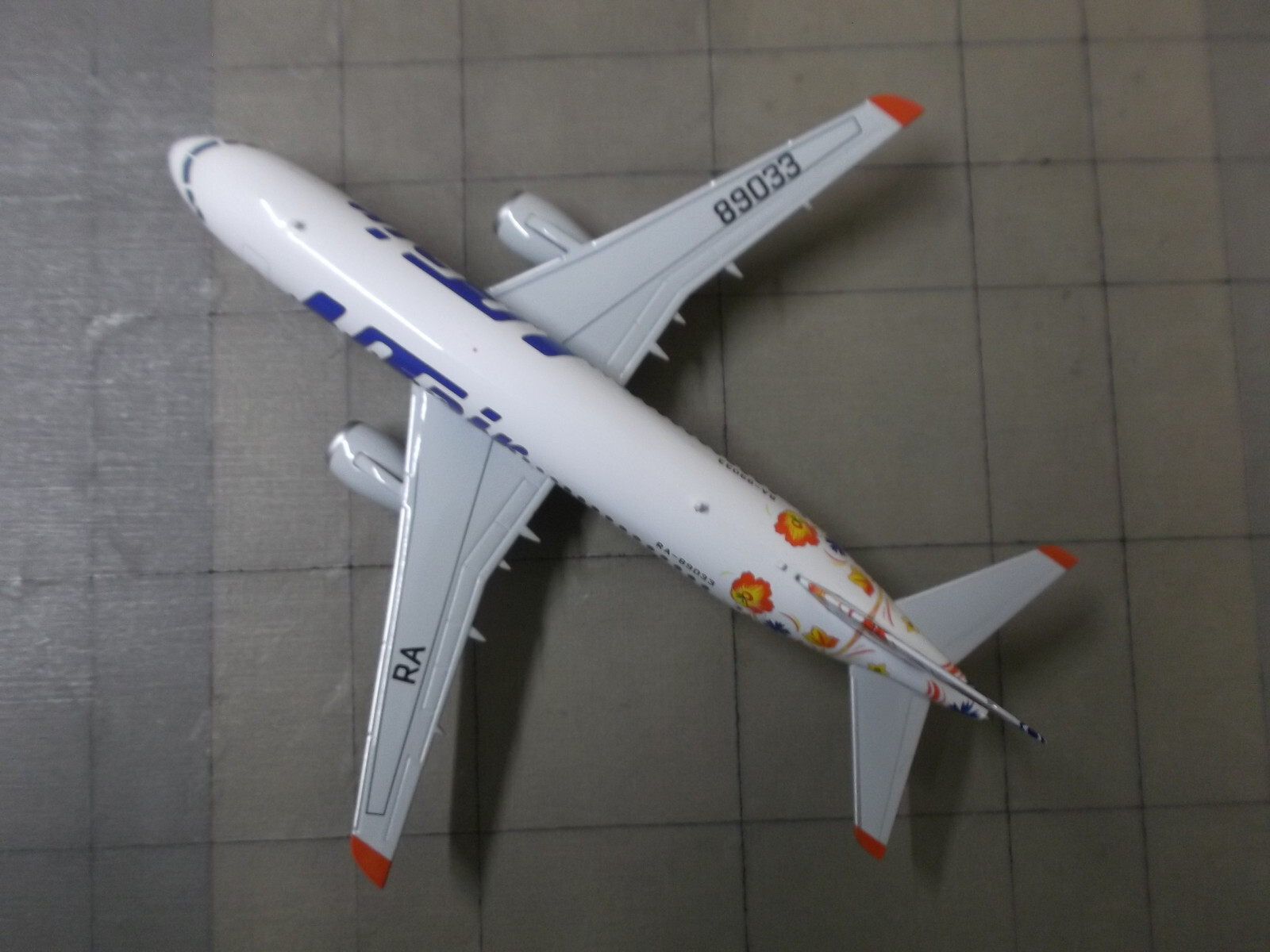 Sukhoi Superjet 100 RA-89033 UT Air 1:200 scale model from Herpa | eBay UK