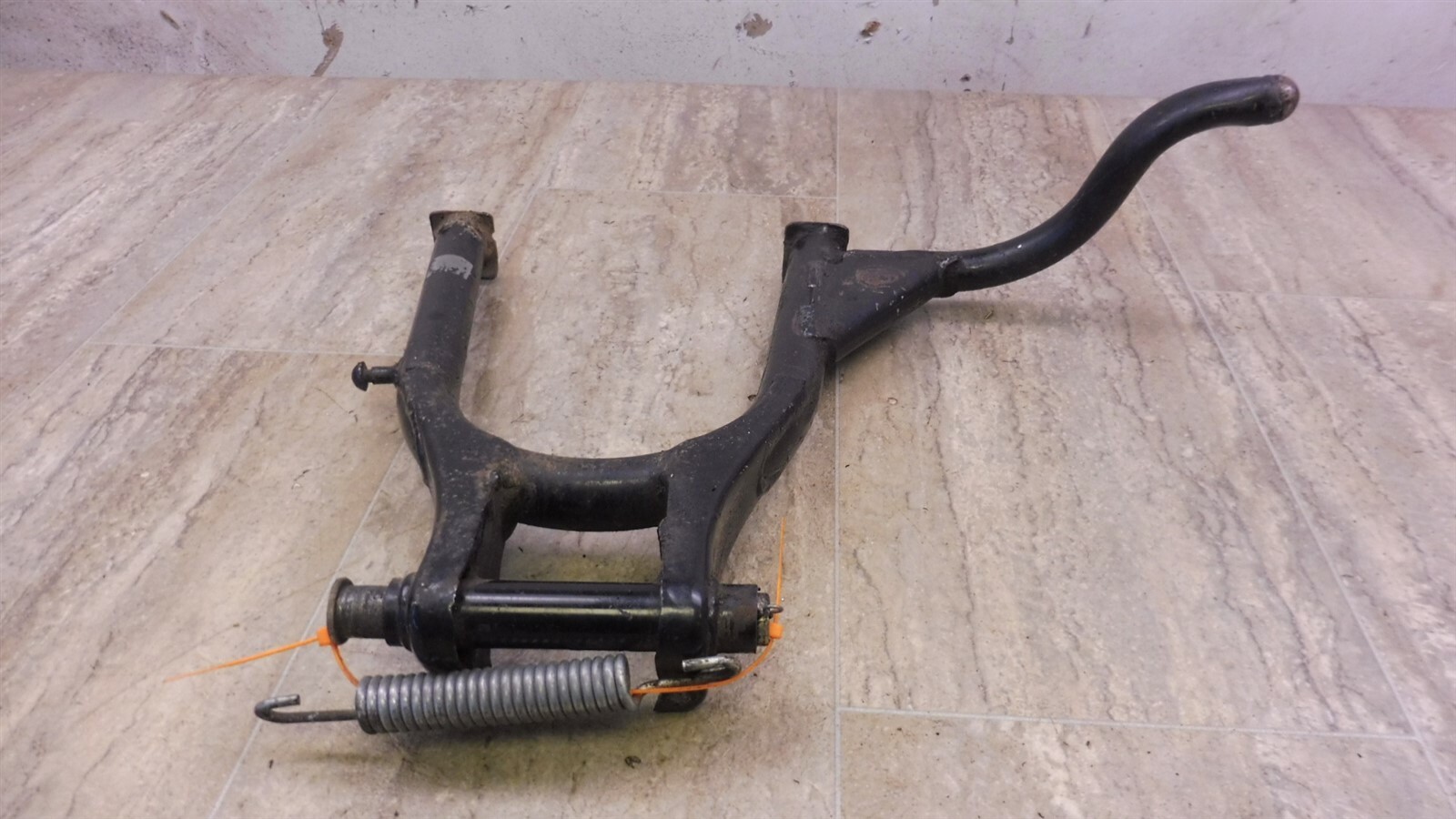 1981 Kawasaki KZ650 CSR K235-2) main center frame stand with spring | eBay