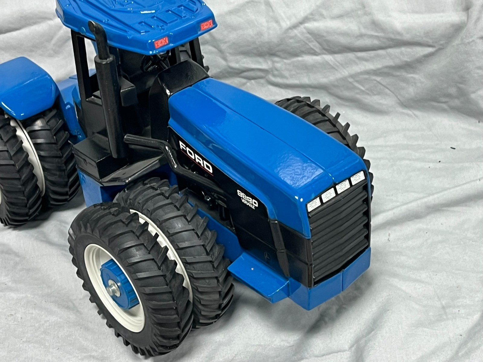 FORD Versatile 9880 4WD Tractor Scale Models 1:16 HEAVY Diecast NIB ...