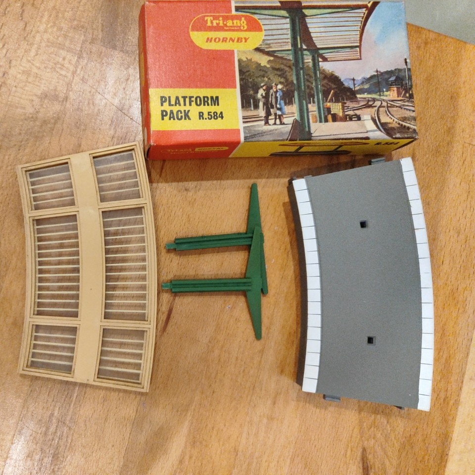 OO Triang boxed R584 curved station platform pack with canopy and box ...