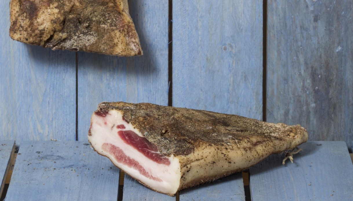 Guanciale Barbozzo Umbro al Pepe Stagionato Intero Kg.1 Produzione ...