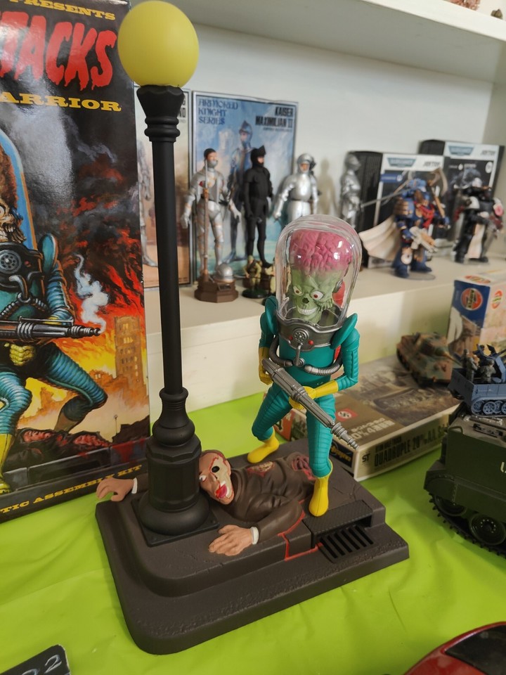 MARS ATTACKS MARTIAN WARRIOR MODEL DIORAMA BUILT & PAINTED MOEBIUS ...