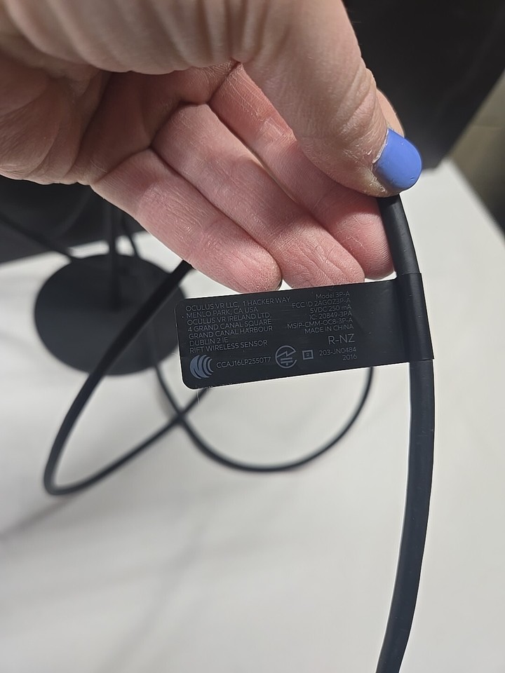 Oculus Rift PC-Powered VR Gaming Headset Black Controllers 3 Sensors ...