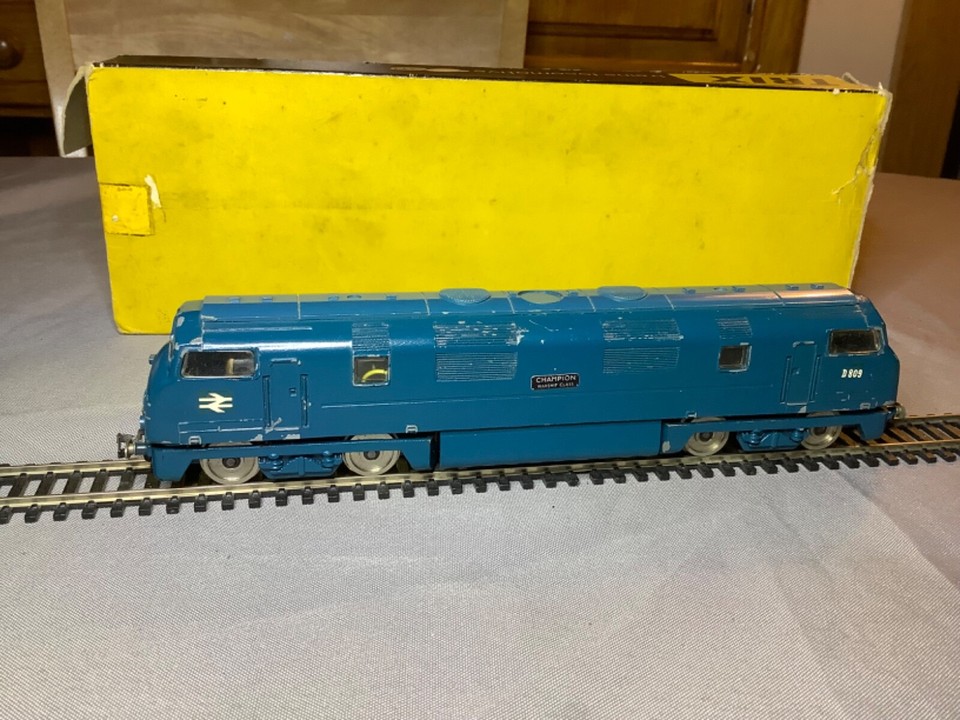 Trix Trains 1123 2 Rail BR Blue Class 42 warship Diesel Loco D809 ...