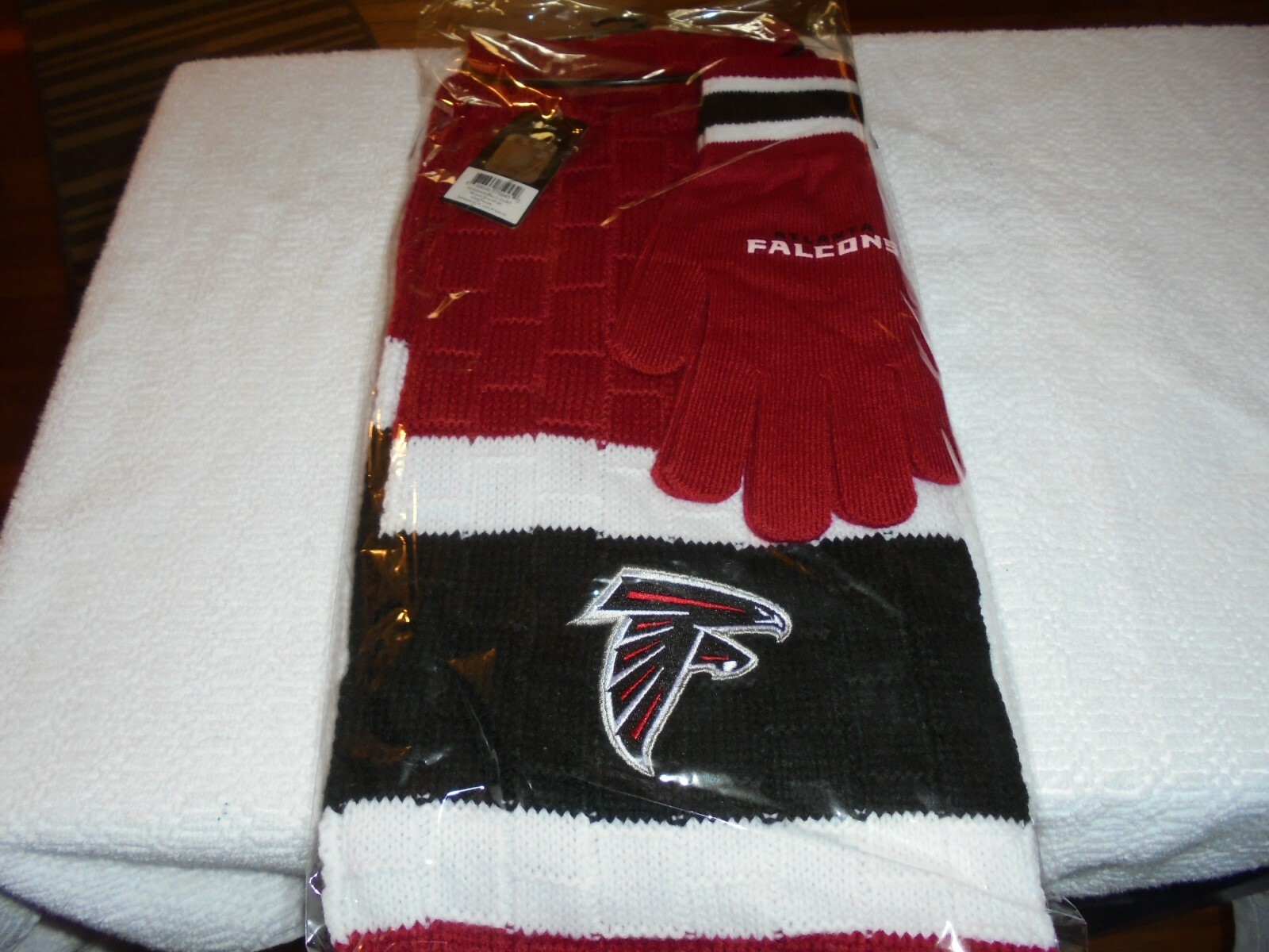 ATLANTA FALCONS OFFICIAL NFL SCARF AND GLOVE SET (NEW) GREAT GIFT! | eBay