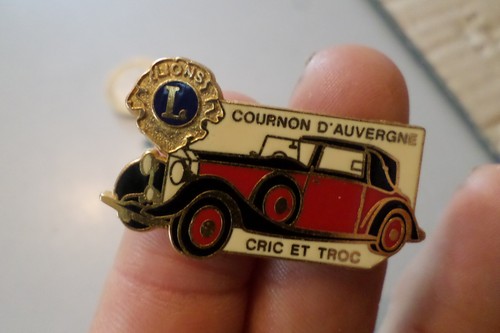 Badge pin s broche LIONS CLUB cric&TROC COURNON D AUVERGNE voiture fund ...