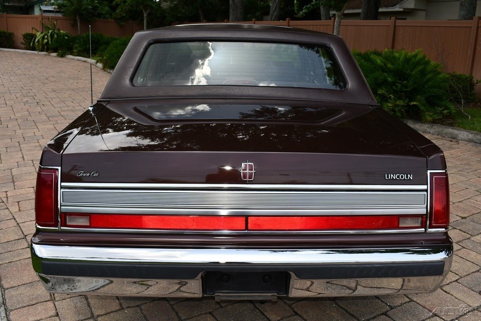 1989 Lincoln Town Car Signature Series 8,713 Miles Beautiful Example | eBay