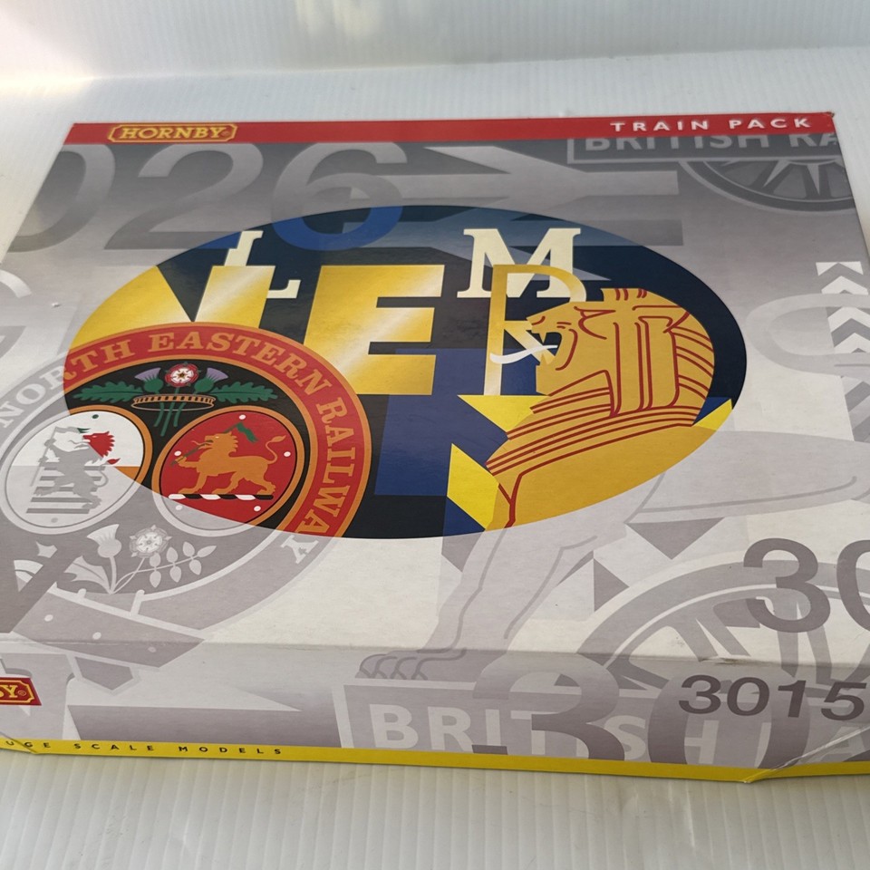 Hornby R2172 Class 2P 4-4-0 & tender loco in LMS black and 3 Coaches ...