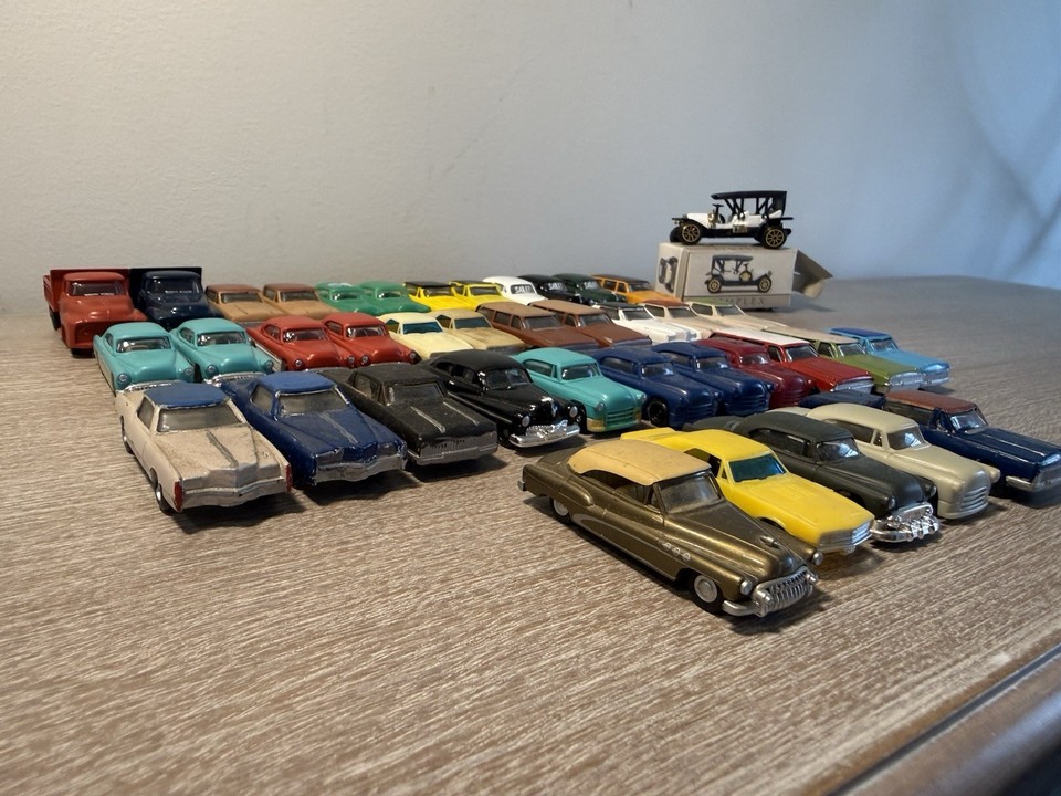 30+ Vintage HO Scale Vehicles. Trucks, SUVs And Sedans. See Pics/Desc ...