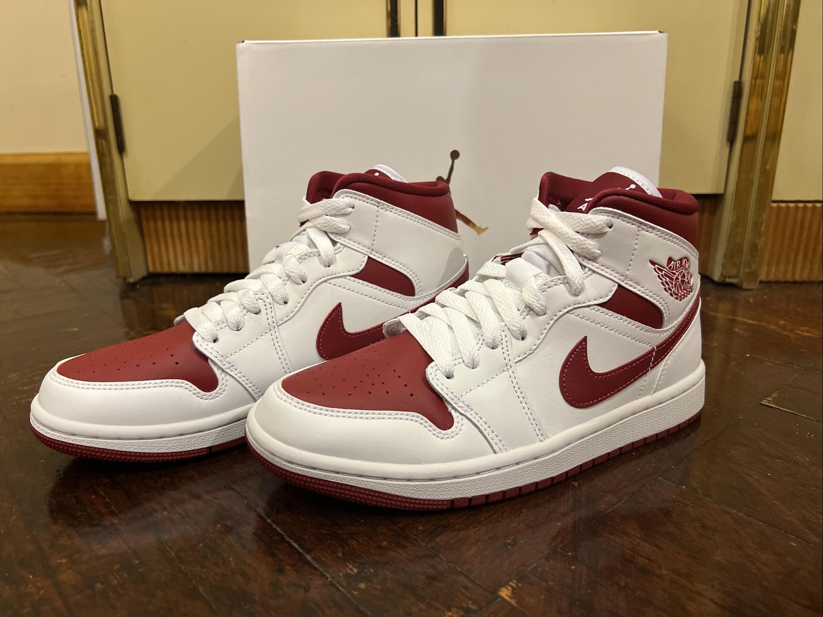 Nike Women’s Jordan 1 Mid Reverse Chicago. Size 7w / 5.5m 195866340534 ...