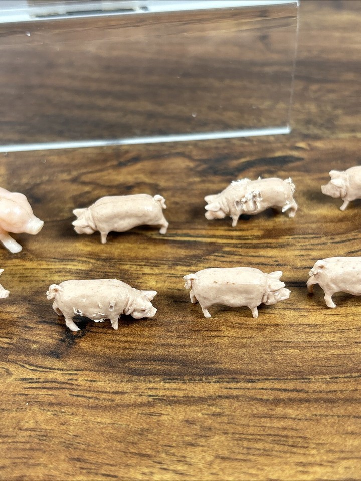 Revell HO Scale Farm Chicken Coop And 8 Pigs Train Accessories Animals ...