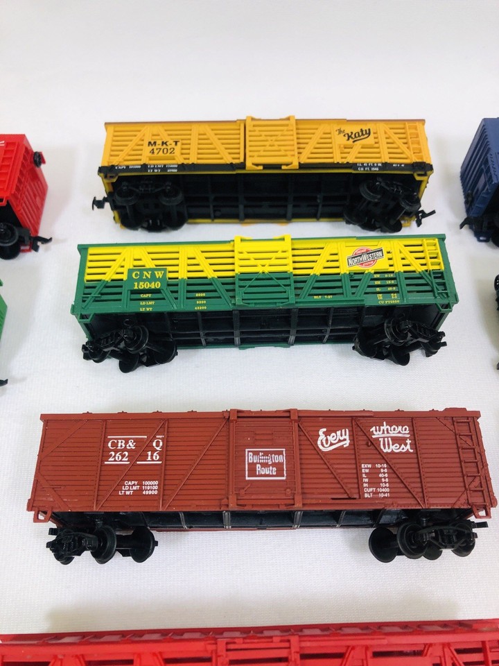 Big Lot Of Life-like HO Scale Box & Freight Cars, Tankers Mixed Lot Of ...