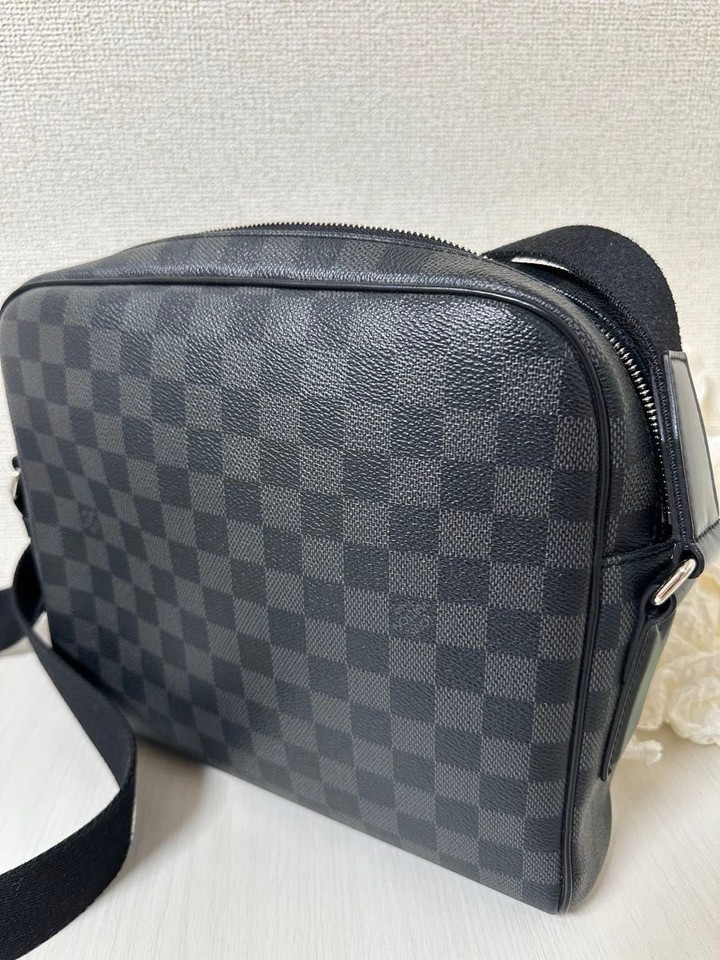 Borsa a tracolla Louis Vuitton Damier Graphite District PM NM usata dal ...
