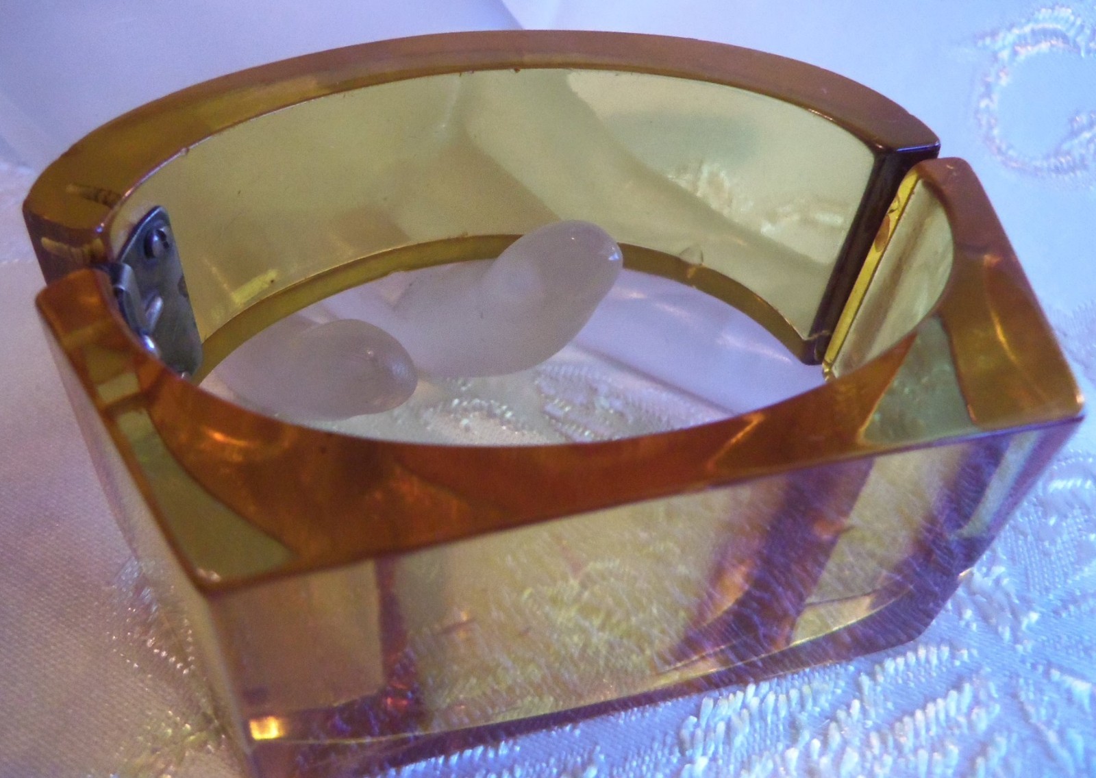 VINTAGE 30's CHUNKY APPLEJUICE GOLD PRYSTAL BAKELITE HINGE CLAMPER ...