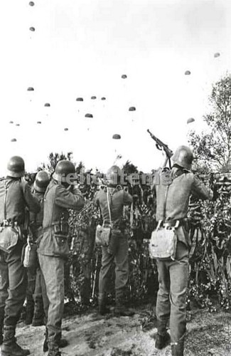 WW2 PICTURE PHOTO GERMAN SOLDIER FIRING PARATROOPS 6470 | eBay