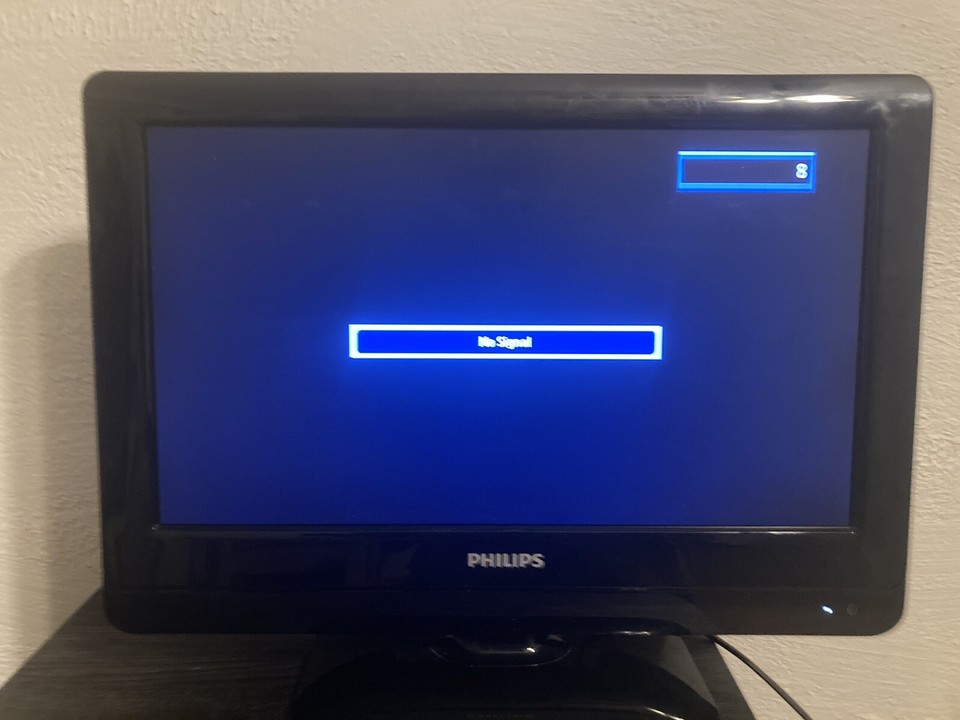 Philips 19-Inch 720p LCD HDTV w/ Remote Gaming TV 19PFL3504D/F7 *Tested ...