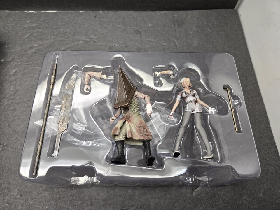 Mezco 5 Points Silent Hill 2 Red Pyramid Thing & Bobble Head Nurse NEW ...