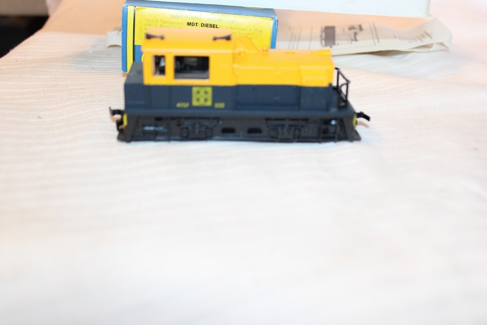 HO Scale AHM, MDT Diesel Switcher, Santa Fe, Blue, #332 BNOS | eBay