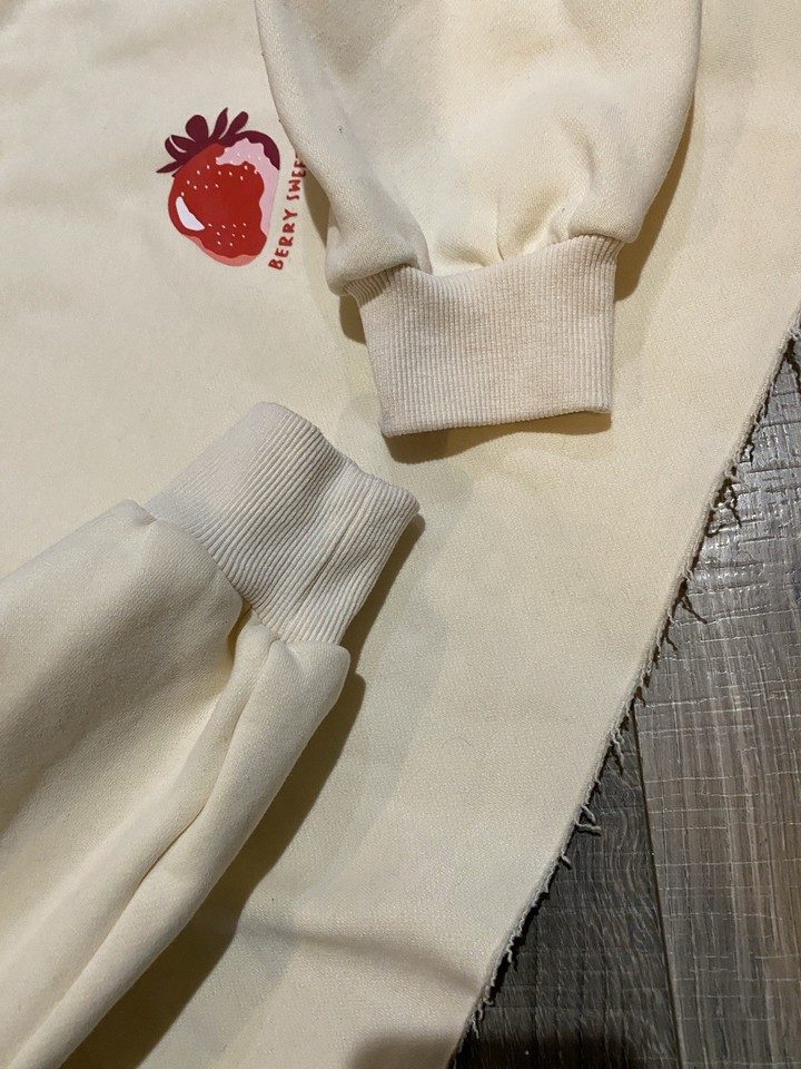 Bailey Rose Womens Sweatshirt Beige Size Medium Cropped Berry Sweet ...