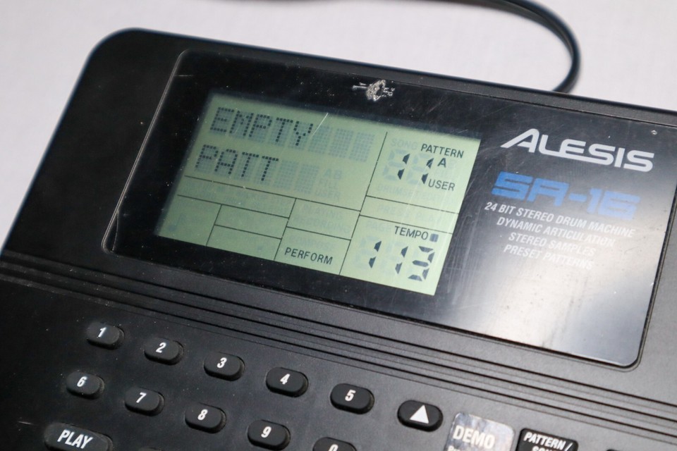 🎵 Alesis SR-16 Drum Machine - 24-Bit Stereo Rhythm Composer | Good ...