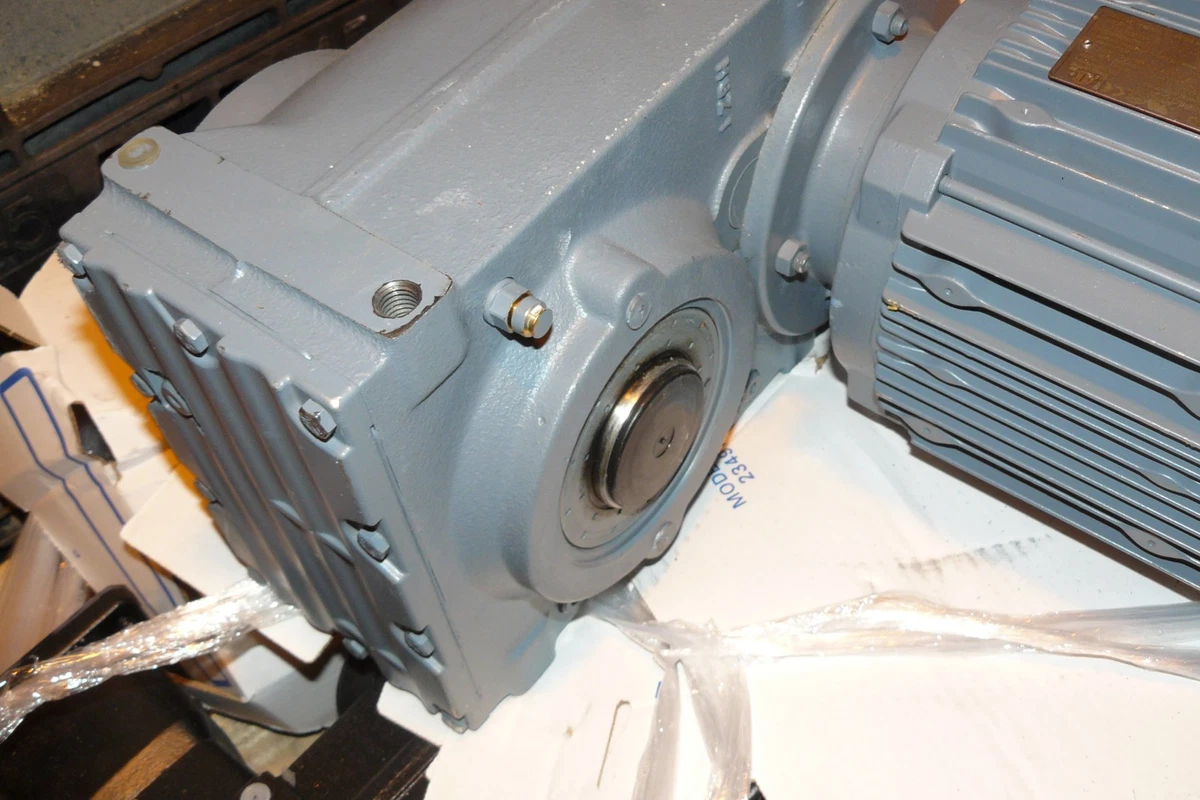 NEW SEW Eurodrive Parallel Shaft Helical Gear Box F Series, 47% OFF