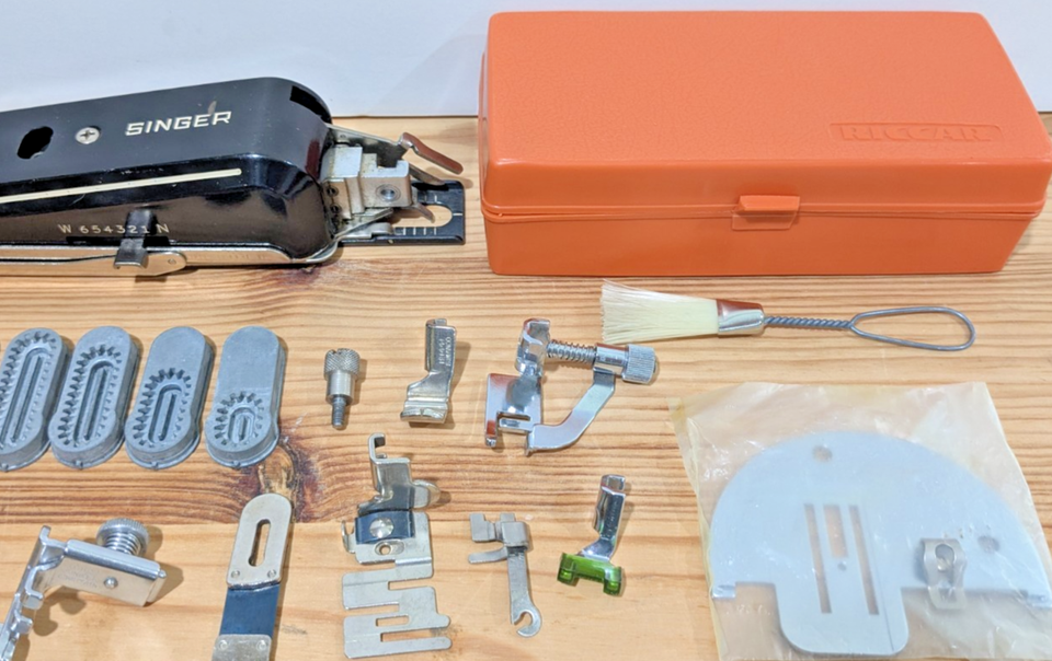 LOT OF VINTAGE SINGER SEWING MACHINE ATTACHMENTS ACCESSORIES FEET ...