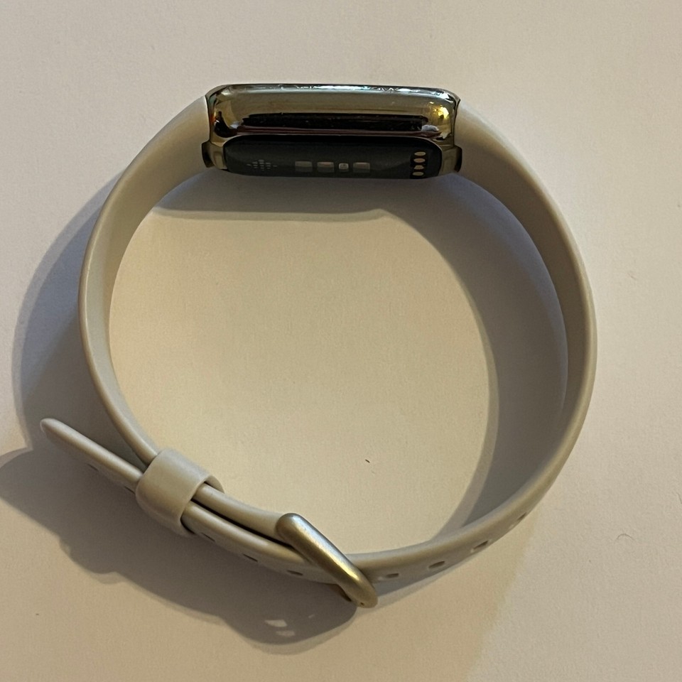 Fitbit Luxe - Fitness Activity Tracker FB422 w/ Heart Rate Monitor Soft ...