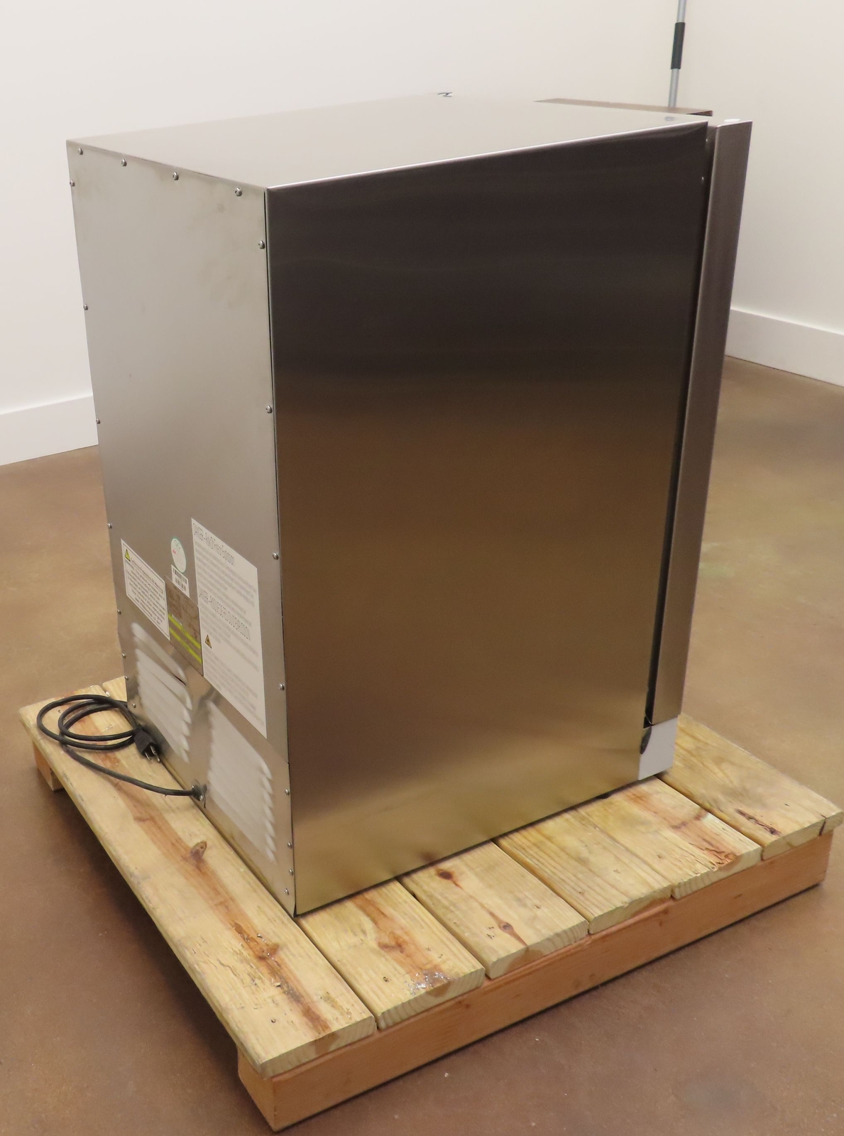 Broilchef Premium RF40D Stainless Steel 4.1 Cu.Ft. Outdoor Compact ...