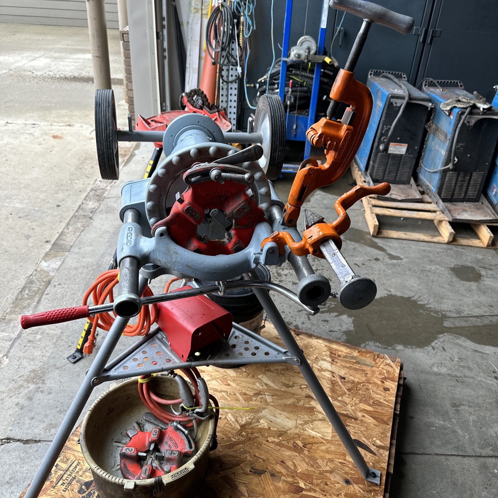 Ridgid 300 Pipe Threader 1/2"-2" Threading Machine 2 Dies Tripod ...