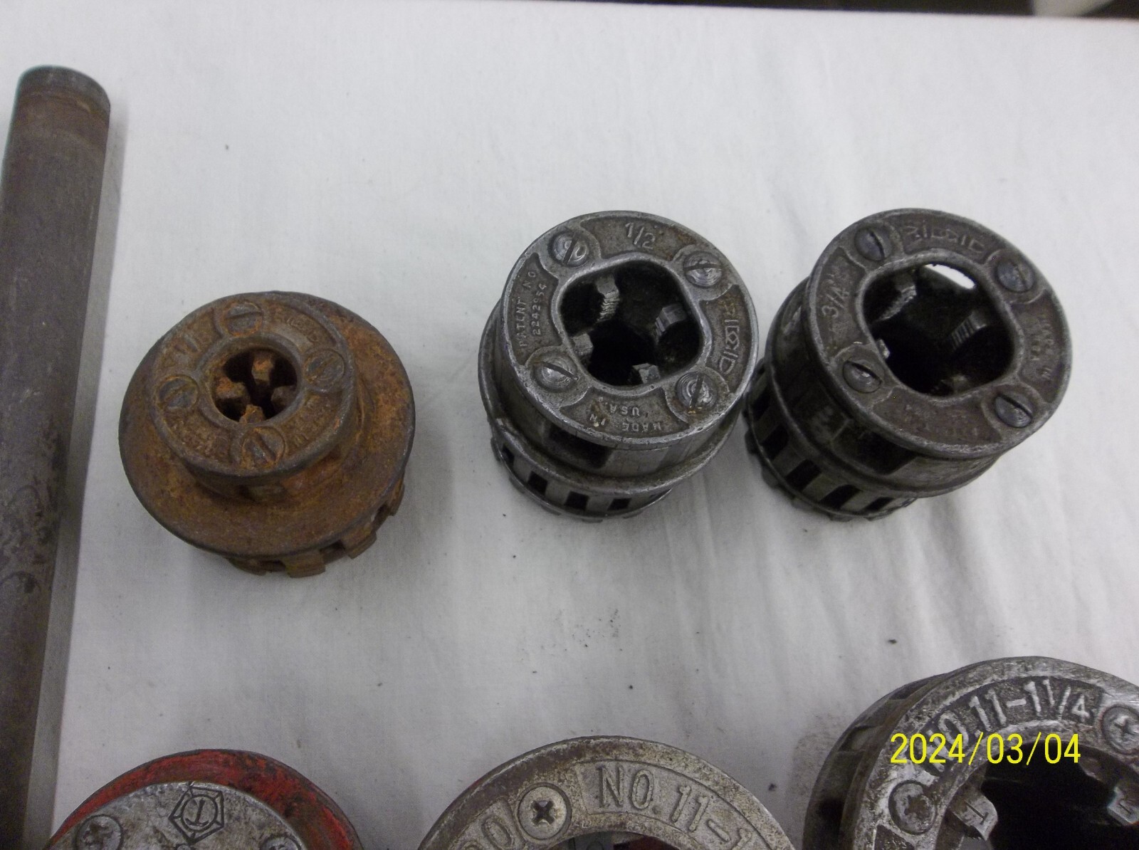 RIDGID 111-R Ratchet Drop Head Hand Pipe Threader with 6 dies 1/8" - 1 ...