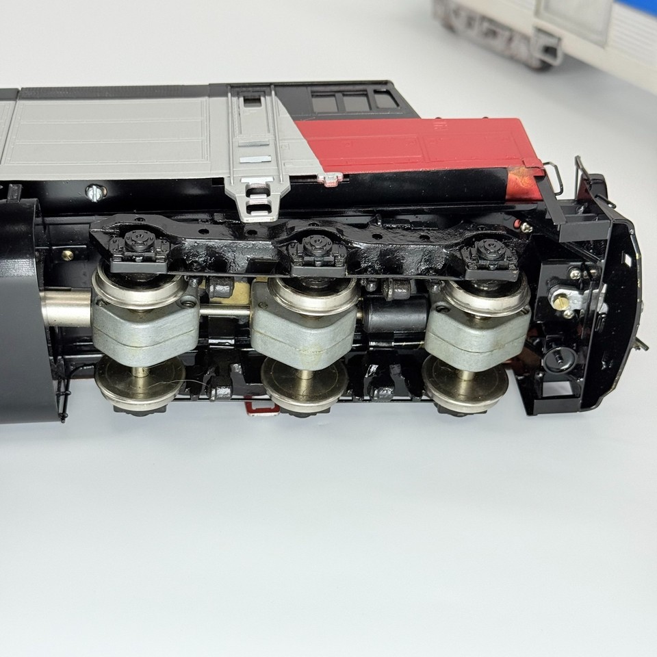 Amtrak Ho Scale F40PH #530 Amfleet Locomotive Passenger Car Model Train ...