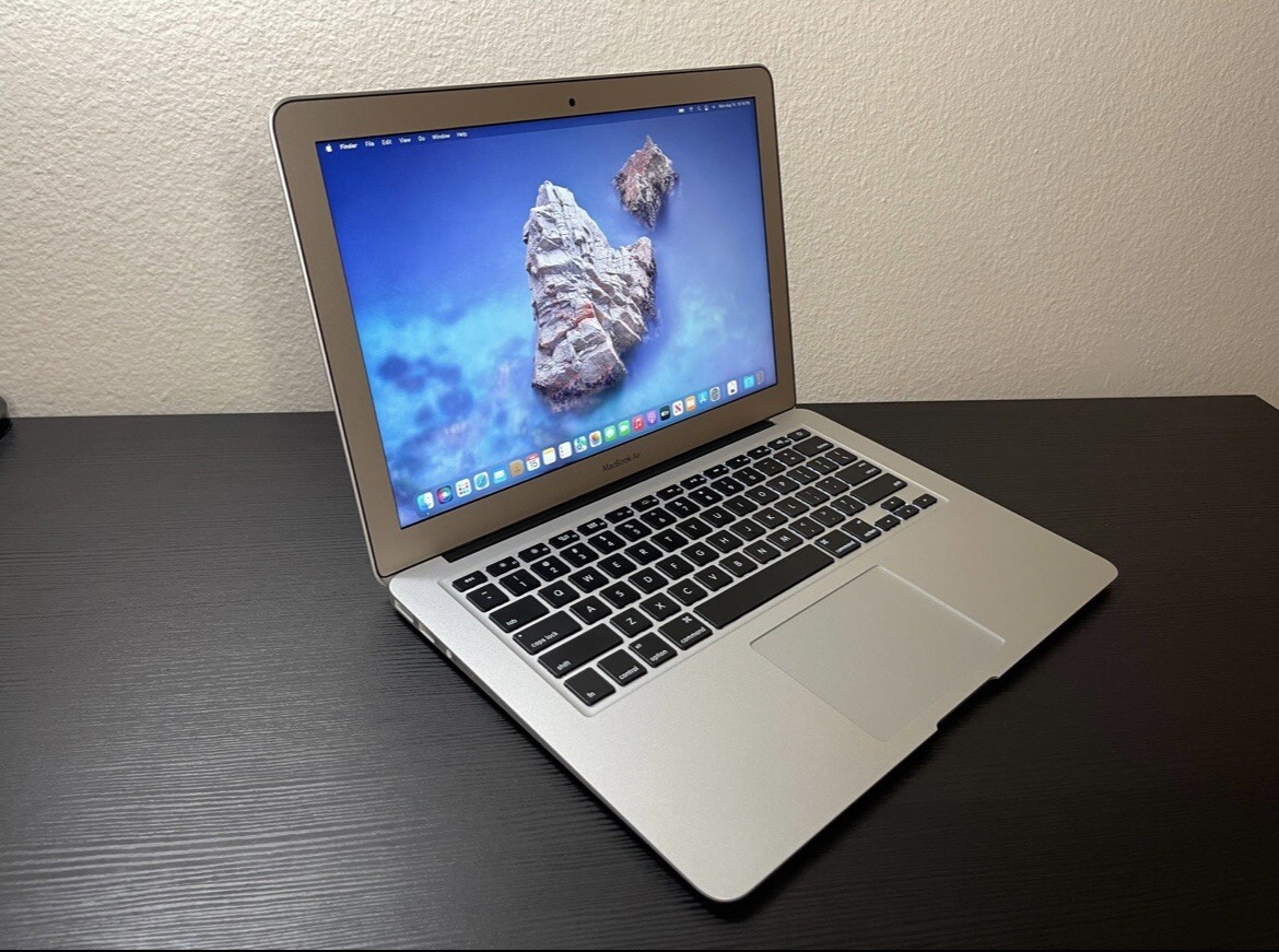 Apple MacBook Air 13 Inch 2015. Silver. Barely Used/Perfect Apple MacBook Air 13 Inch 2015. Silver. Barely Used/Perfect