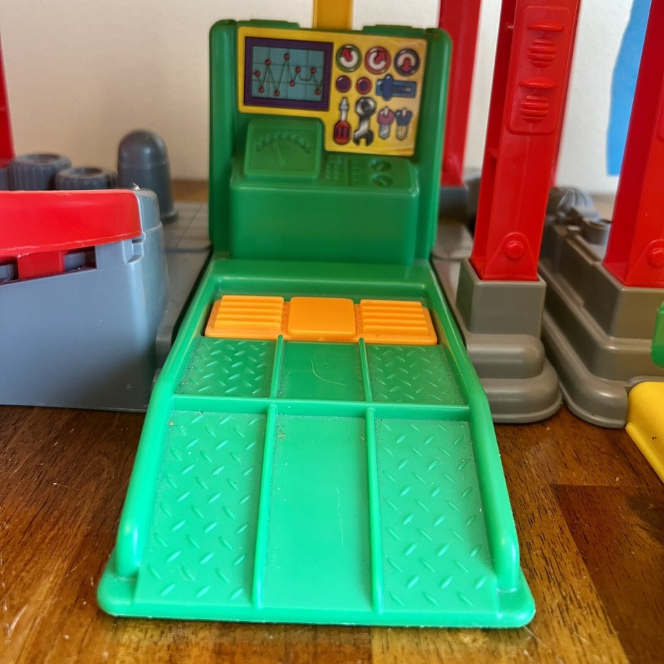 FISHER PRICE LITTLE PEOPLE Ramps Around Garage with sounds | eBay