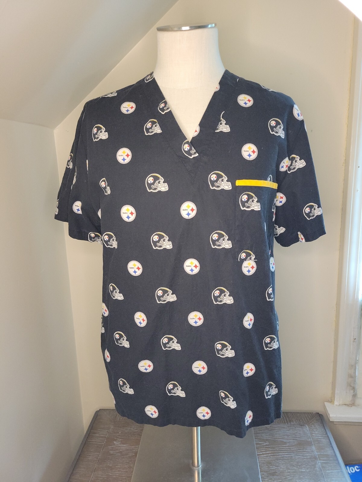 Pittsburgh Steelers NFL Team Apparel Nurse Scrub Top Adult Large Black ...
