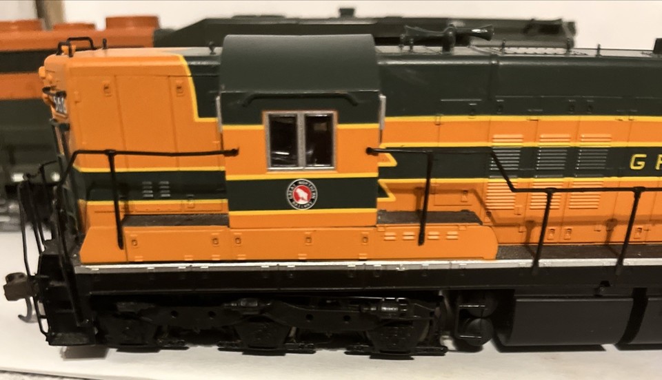 HO Scale Lot (2) Great Northern Diesel Locomotive. Sd9 + GP38 | eBay
