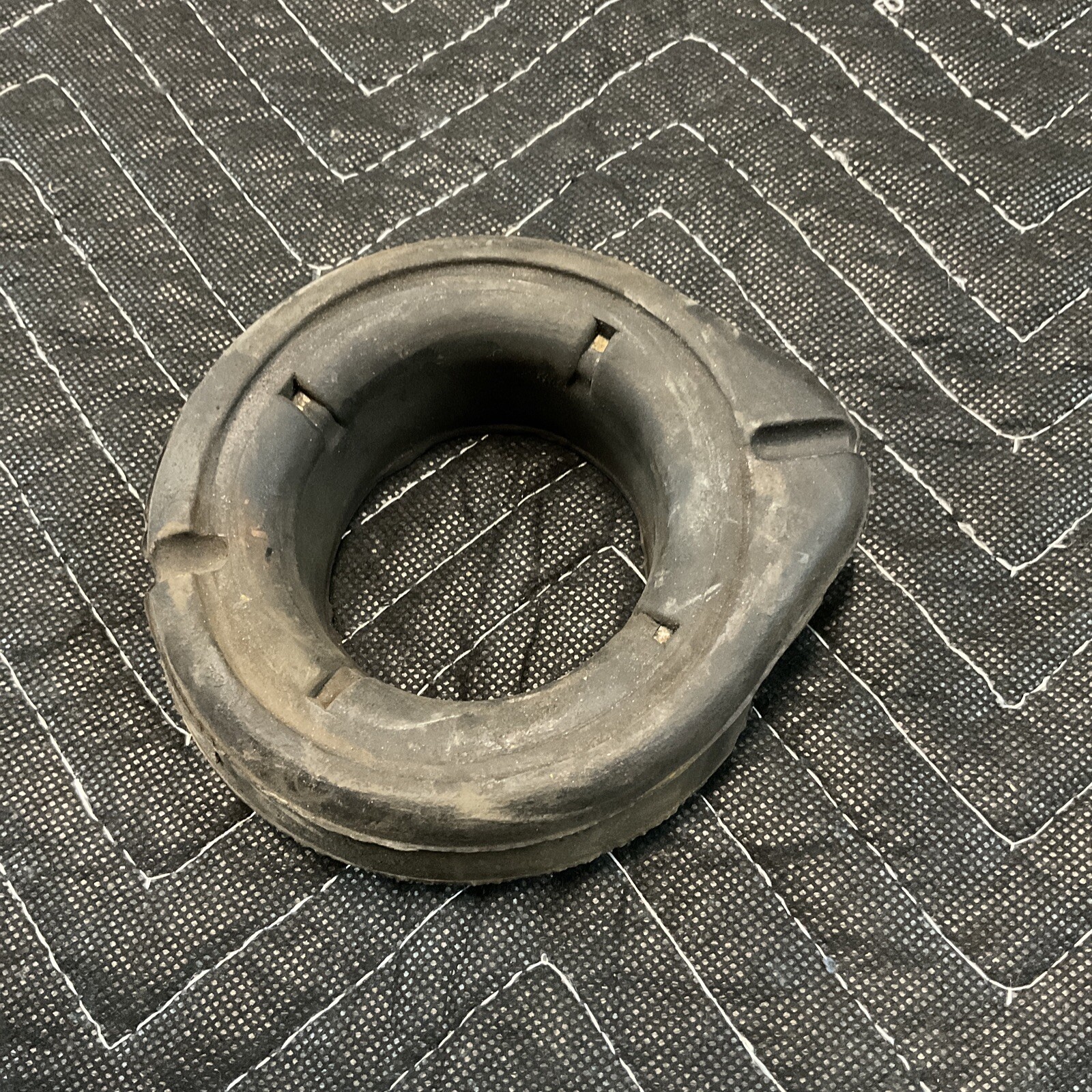2015 DODGE HELLCAT REAR UPPER COIL SPRING RUBBER CAP MOUNT ISOLATOR OEM ...