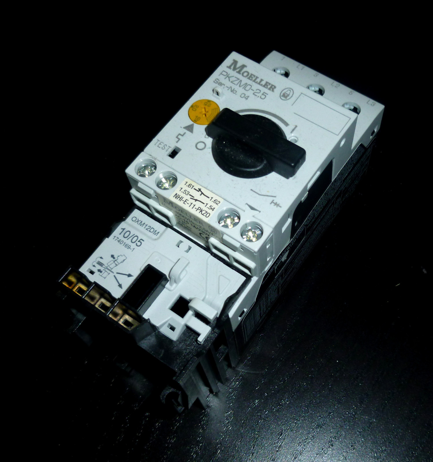 Möller Motorschutzschalter PKZM0-2,5 Ser.-No.04 mit Stecker-Adapter ...