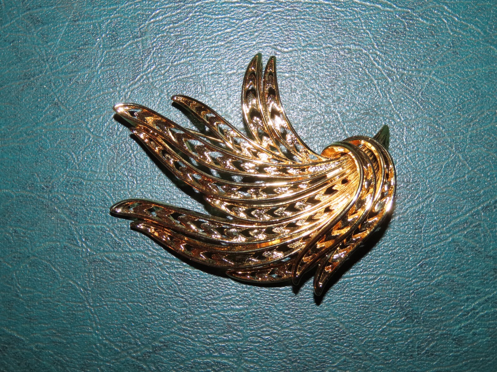 MONET LARGE PIN BROOCH GOLD TONE Vtg SIGNED - Gem