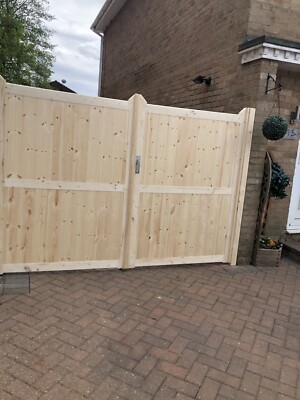 Scandinavian Redwood Lodge Style Driveway Gates 11ft Wide X 5ft High ...