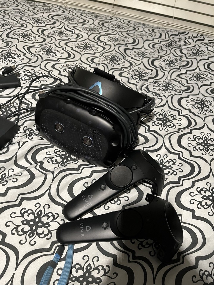 HTC Vive Cosmo Elite With All Cords/link Box/base Station Cords/1 Base ...