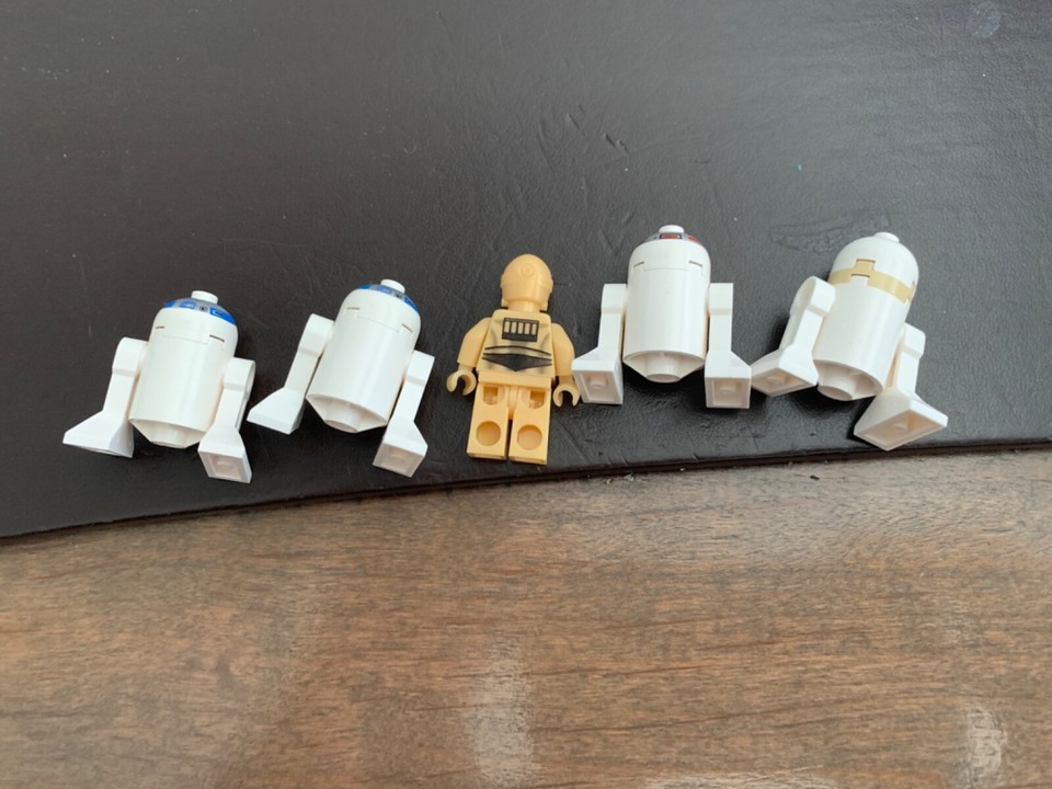 Lego Star Wars Minifigures - R2D2 (4) & C3P0 - 2 blue R2D2 and 2 red ...