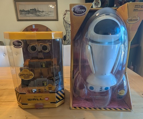 Wall-E and EVE remote control robots Pixar Disney Store exclusive ...