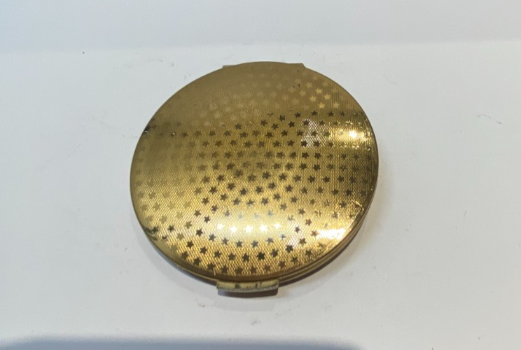 VINTAGE STRATTON SLIM GOLD POWDER COMPACT WITH A CENTRAL LID CARTOUCHE ...