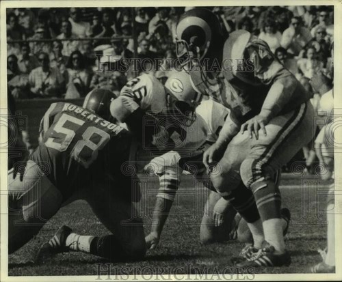 1973 Press Photo Los Angeles Rams Football Isiah Robertson in Action ...