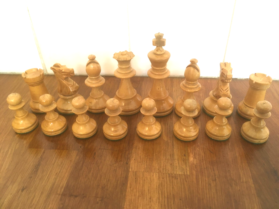 A WEIGHTED "STAUNTON" PATTERN" CHESS SET IN EXCELLENT CONDITION -LITTLE ...