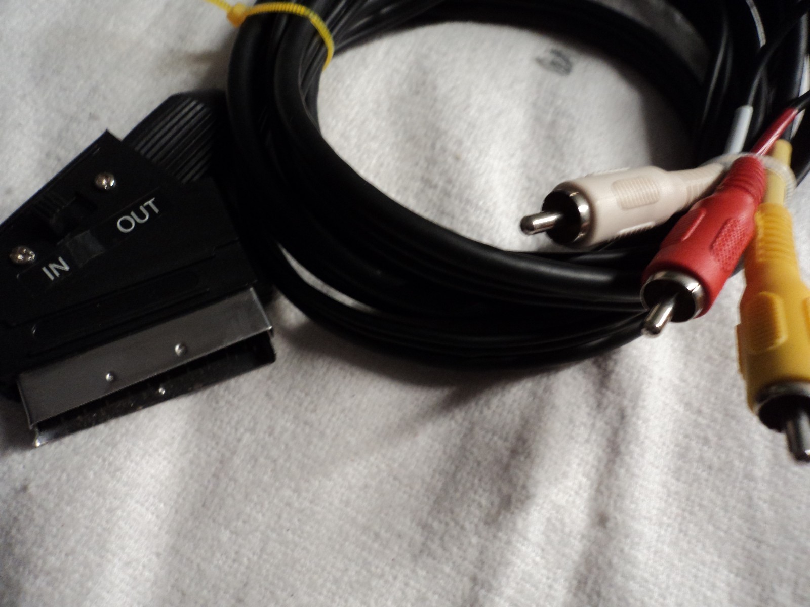 Scart IN/OUT Umschalter 3 Cinch Stecker 2 Audio 1 Video 2m Adapter ...