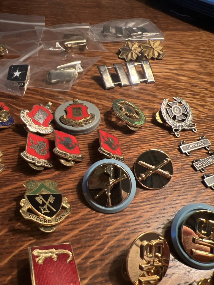LOT OF U.S. ARMY PINS & INSIGNIA COLLECTION OF ARMY COLONEL ESTATE 61 ...