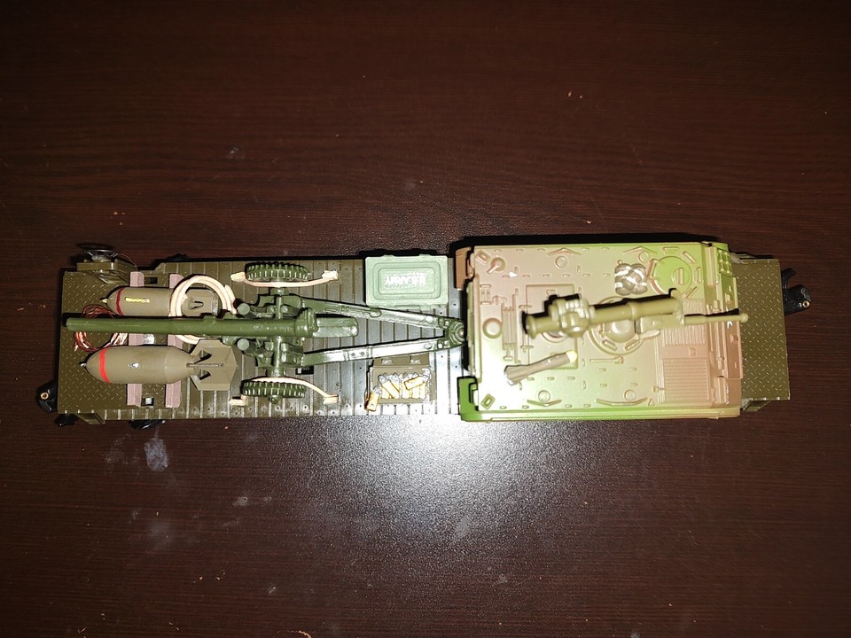 Lionel FLAT CAR W/ Ertl DIECAST US ARMY M113 AND with VINTAGE Payton ...